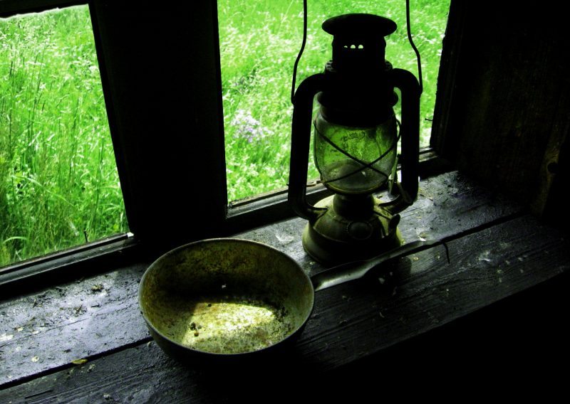 Oil lamp window – Öljylamppu ikkunalla – Minor Postcards